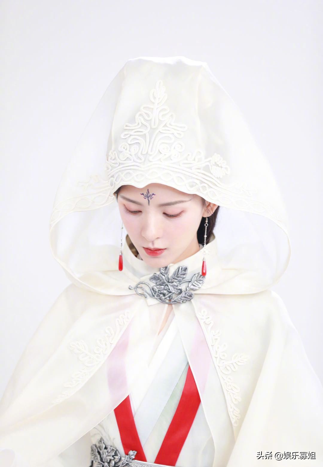 Zhang Yuxi's "A Thousand Autumn Order" Reuters wedding look exposed ...