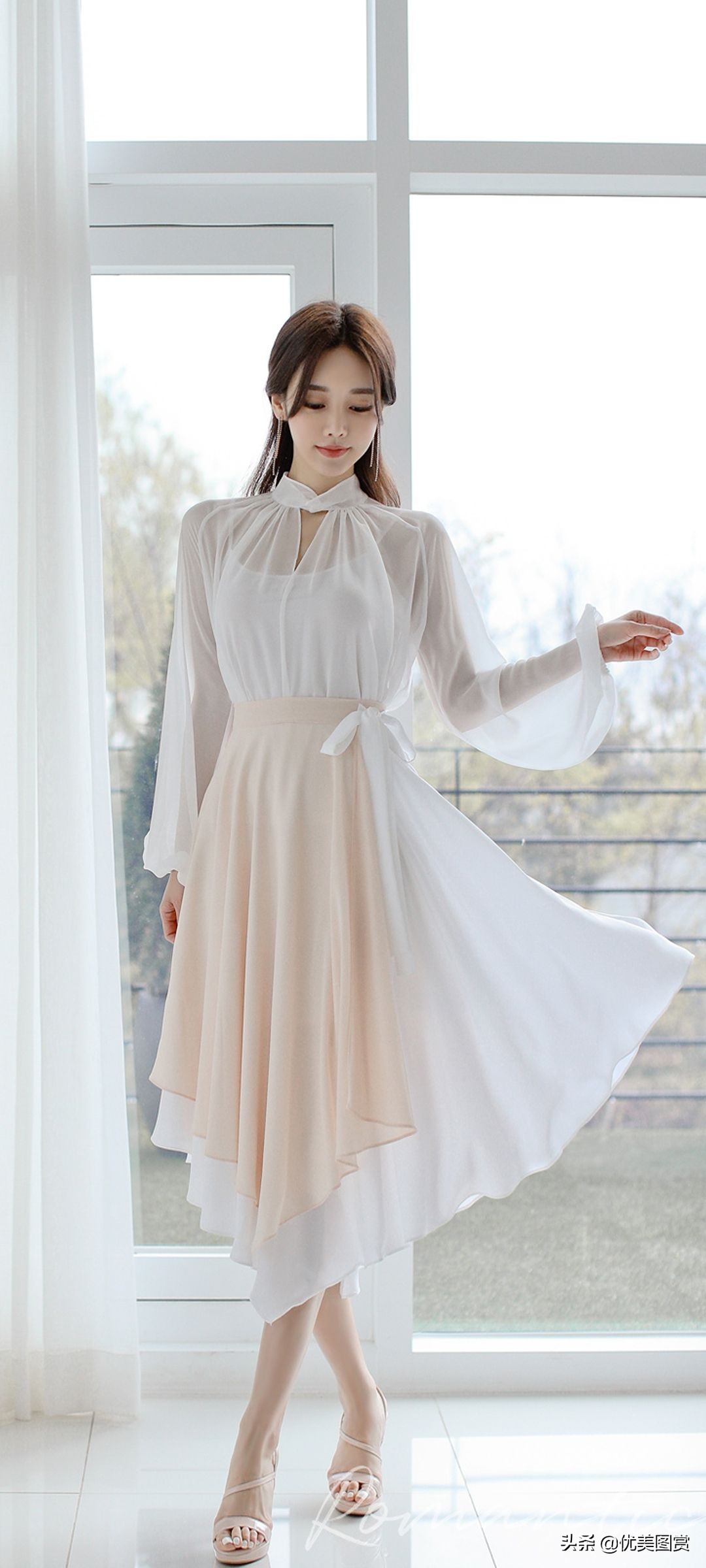 Sun Yunzhu's fashion photo: swaying lightly, Qi Yan Qi Shu - iNEWS