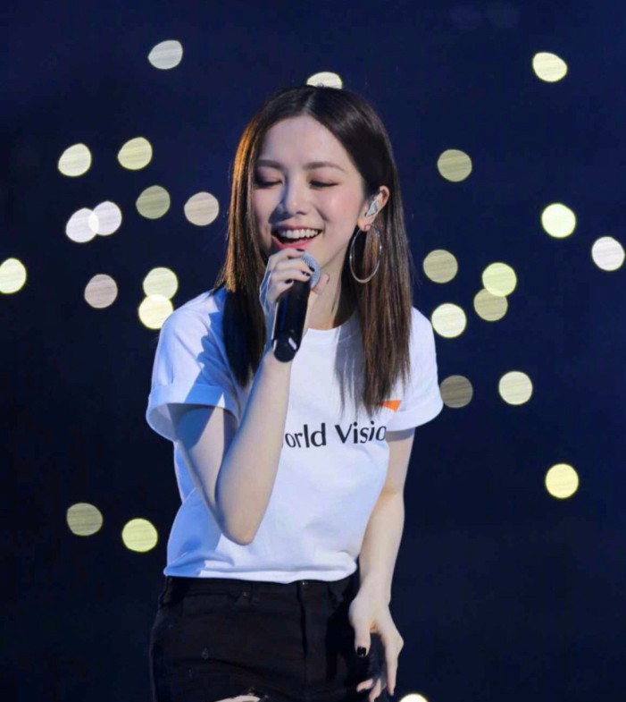 Deng Ziqi sent a long Wenqing 30th birthday, holding a huge bouquet of ...