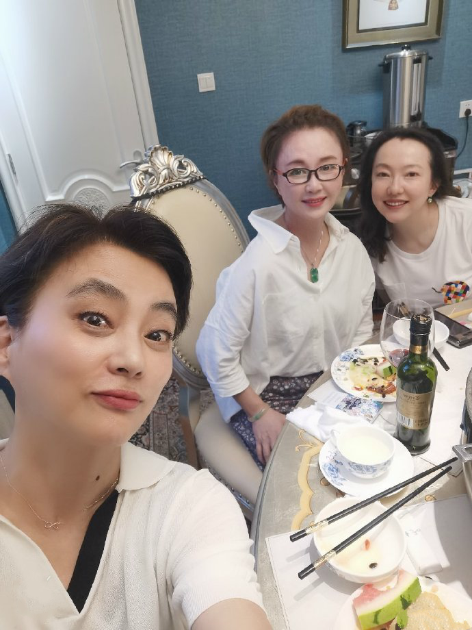 57-year-old Fu Yiwei renamed Fu Yiwei Want to come back? The corners of the eyes are drooping ...