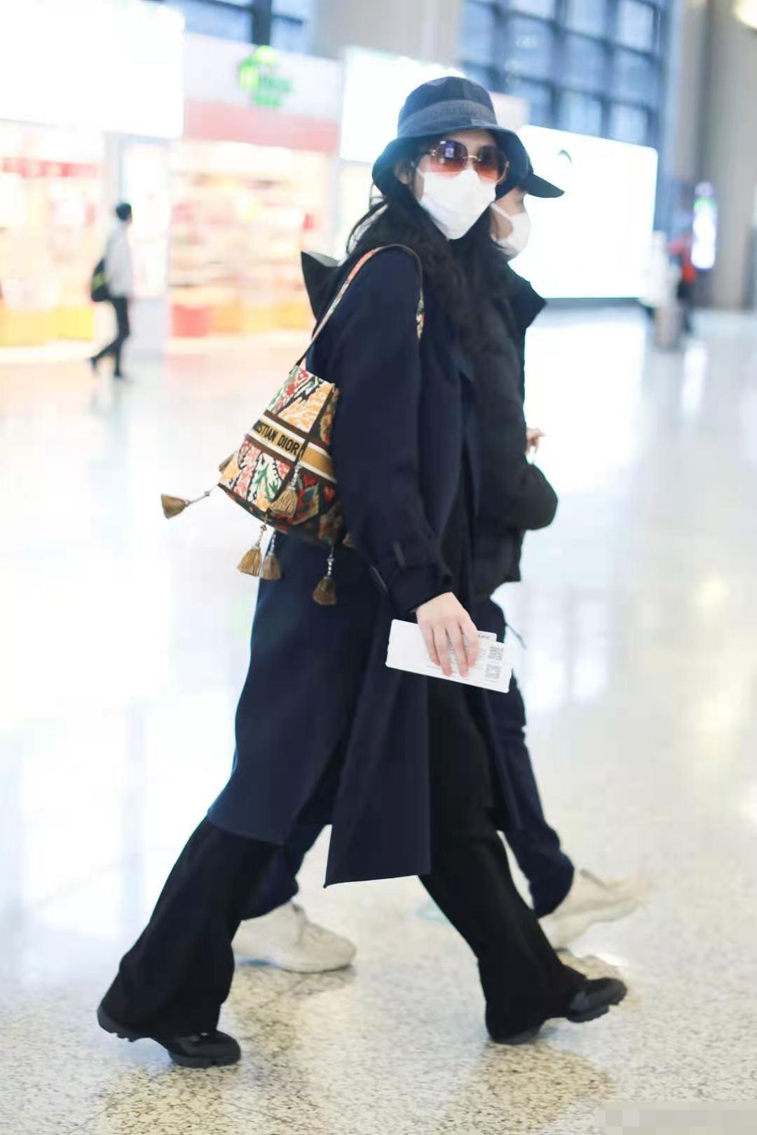 He Yunjun appeared in the airport, the man was careful, and Yan Mengyao ...