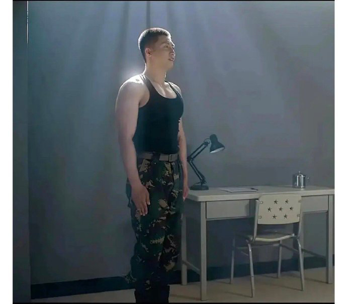 Guo Jingming showed his sports photos after lifting the iron, his neck ...