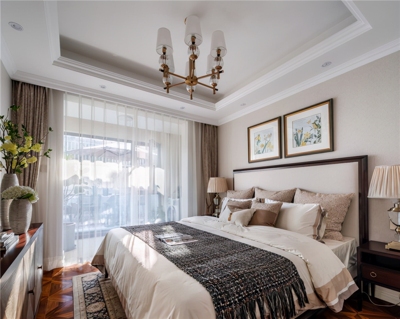 The 270-square-meter three-bedroom room twists around the boundary ...