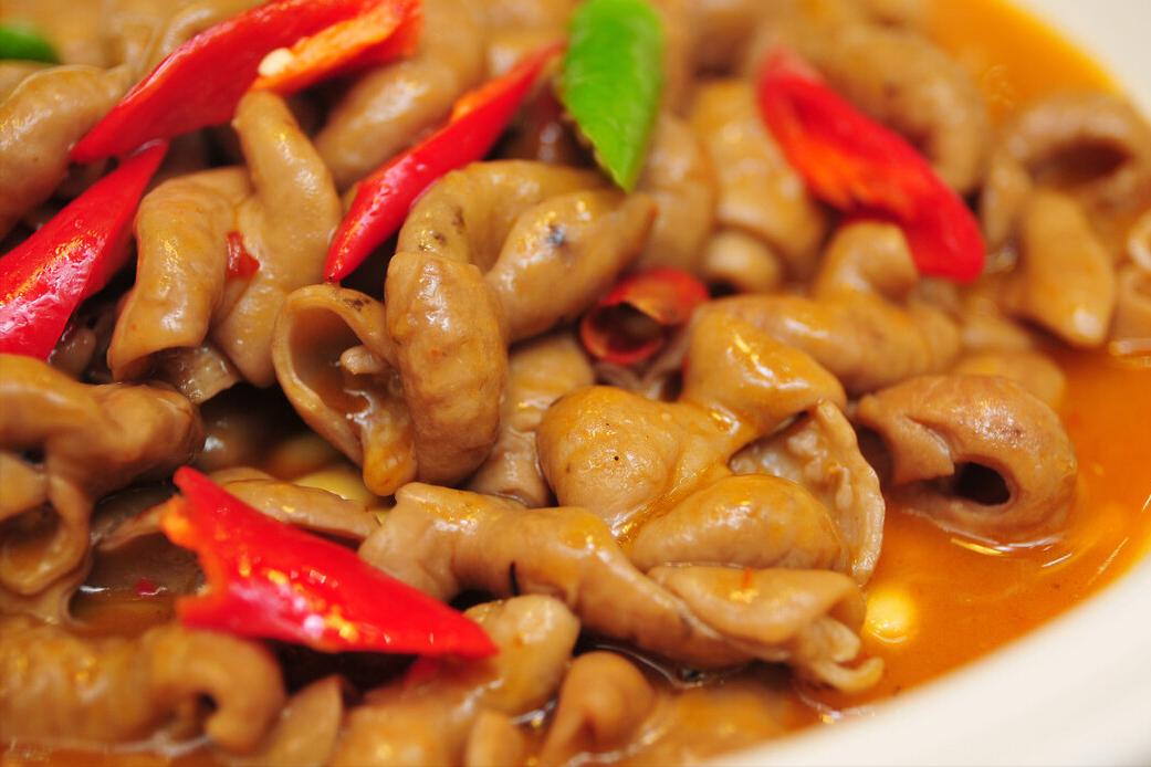 To clean pig intestines, salt and alkali will not work. The old butcher ...