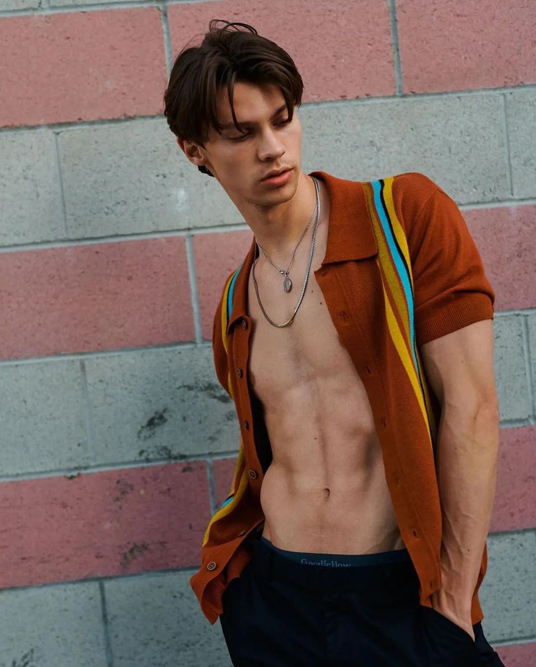 He adopted a cute little cat, who is handsome and caring - iNEWS