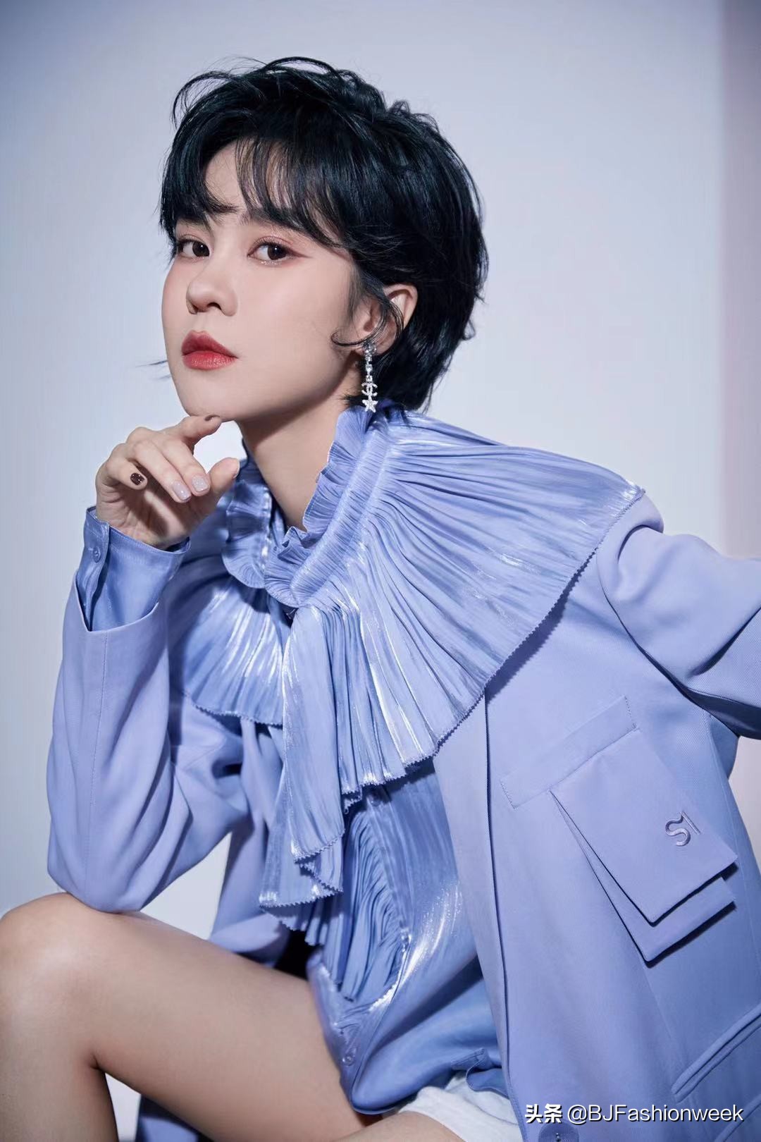 Yu Kewei wears a blue suit with silver ankle boots, what kind of visual ...