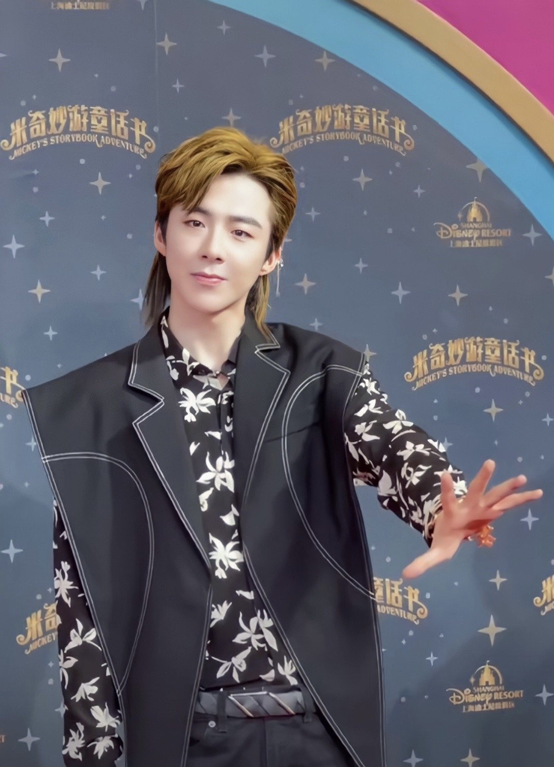 Liu Yuning's life picture is praised as a Disney prince, and his legs ...