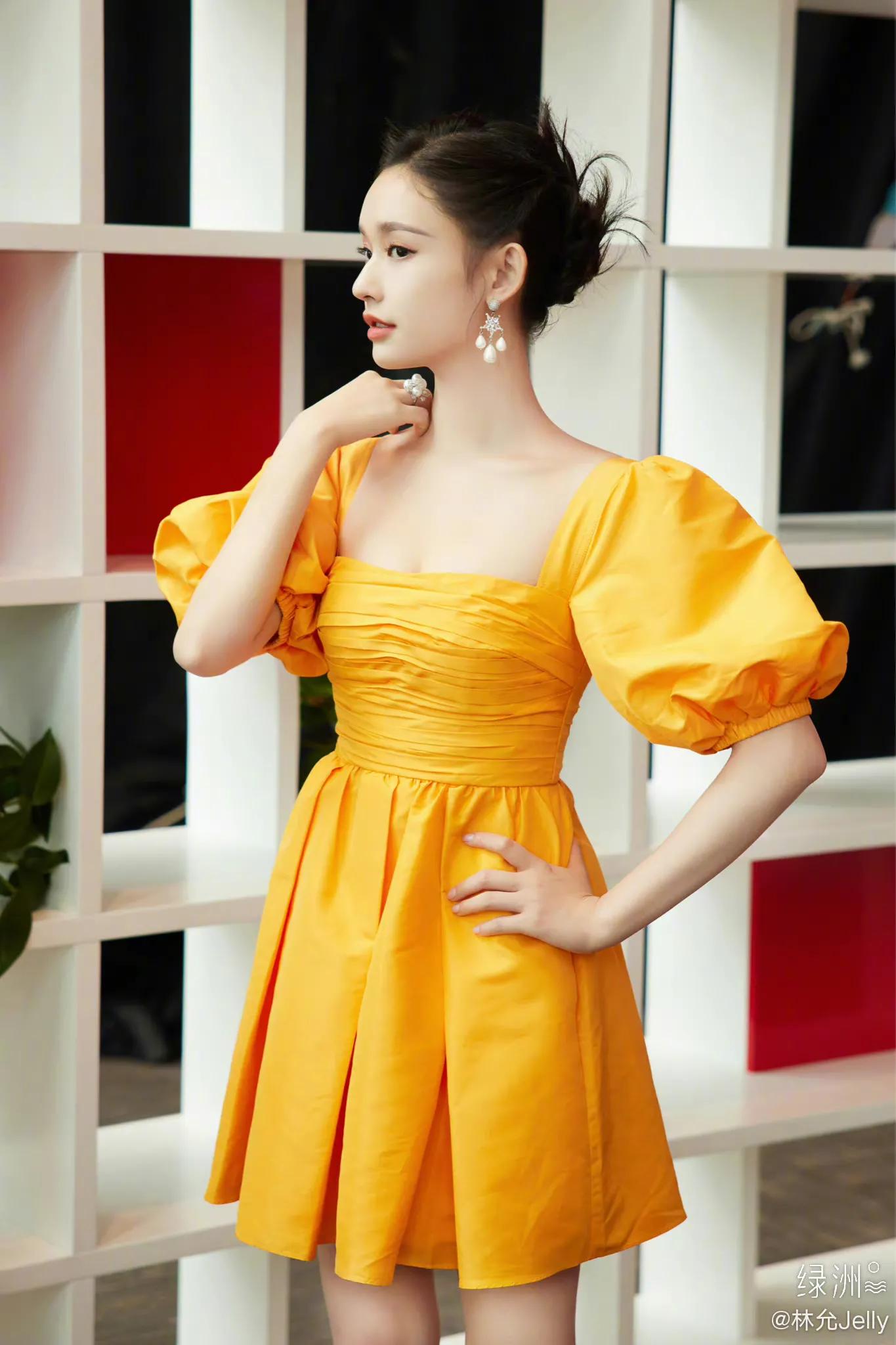 Lin Yun is wearing a light yellow dress to participate in the show ...