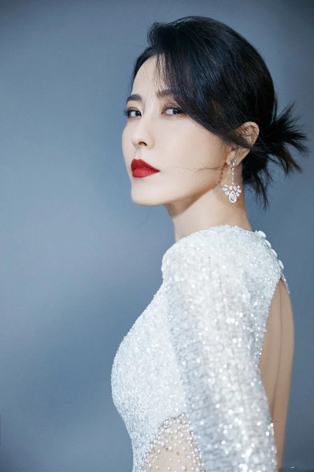 "Zeng Li" 45-year-old Zeng Li still has a graceful and beautiful body ...