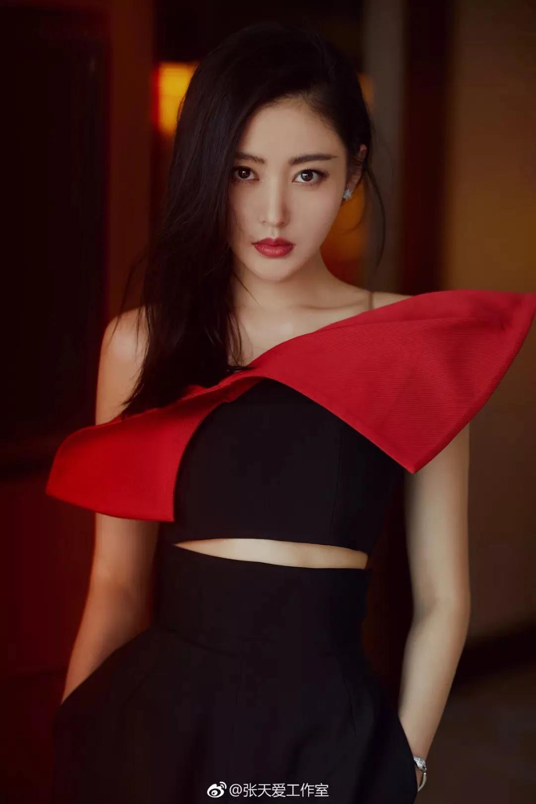 Photos of Domineering Yujie Zhang Tianai - iNEWS