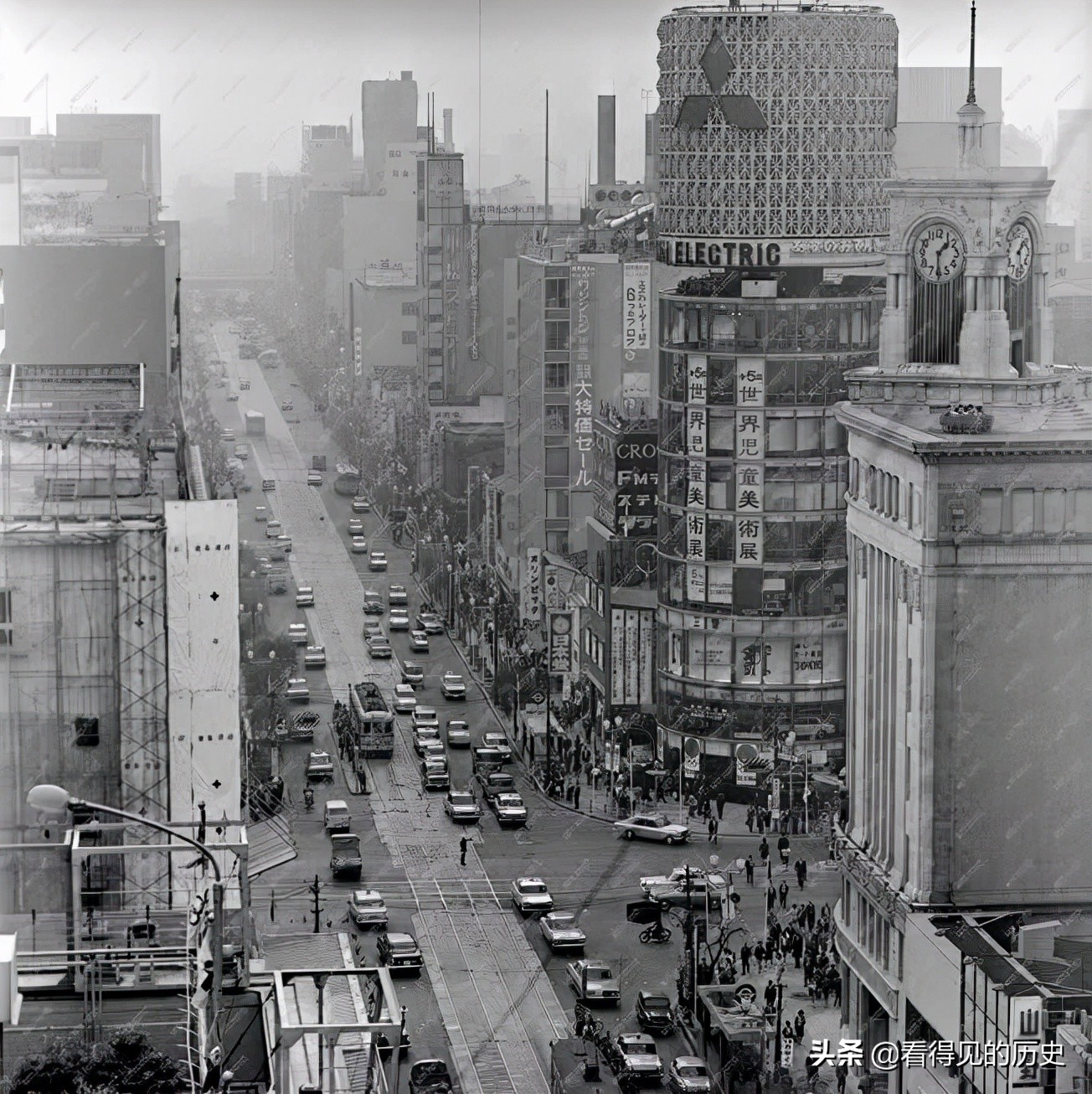 Old photo of the busy traffic in Tokyo, Japan in 1964 - iNEWS