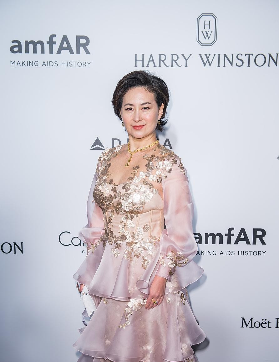 He Chaoqiong has a shrewd face, wears an exquisite sequined skirt and ...