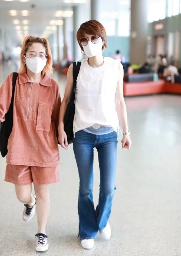 Filming at the closing ceremony of the film festival, Ma Yili and ...