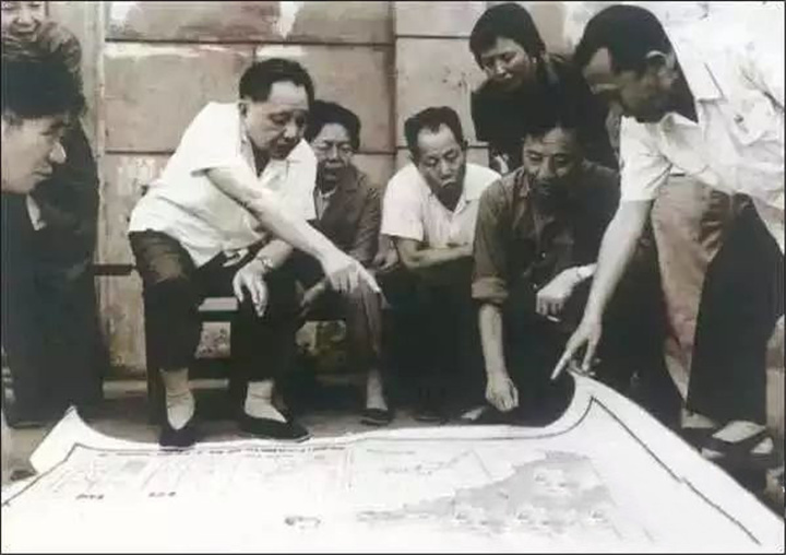 In 1965, when Peng Dehuai watched Deng Hua on a rainy night, he stood ...