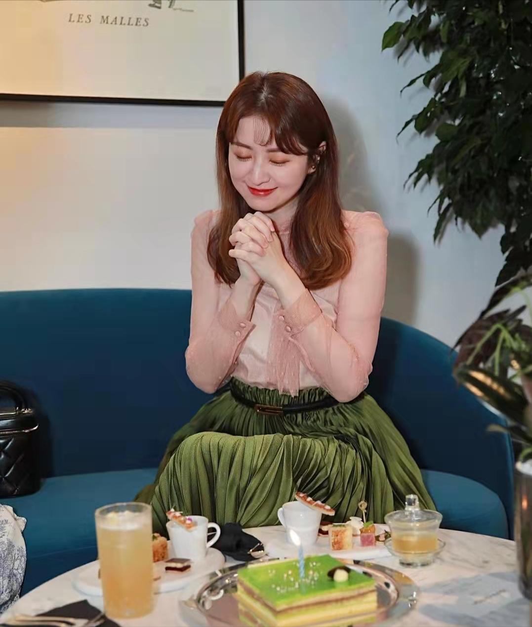 Eye-catching!"Spicy Moms" held a Virgo birthday party, all in deep V ...