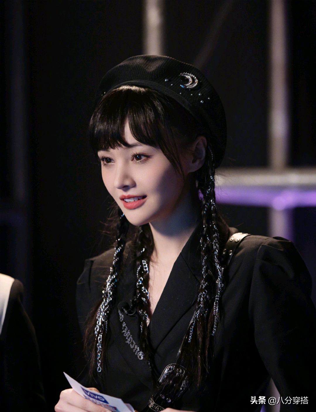 Zheng Shuang has a new height of beauty, wearing a black suit dress ...
