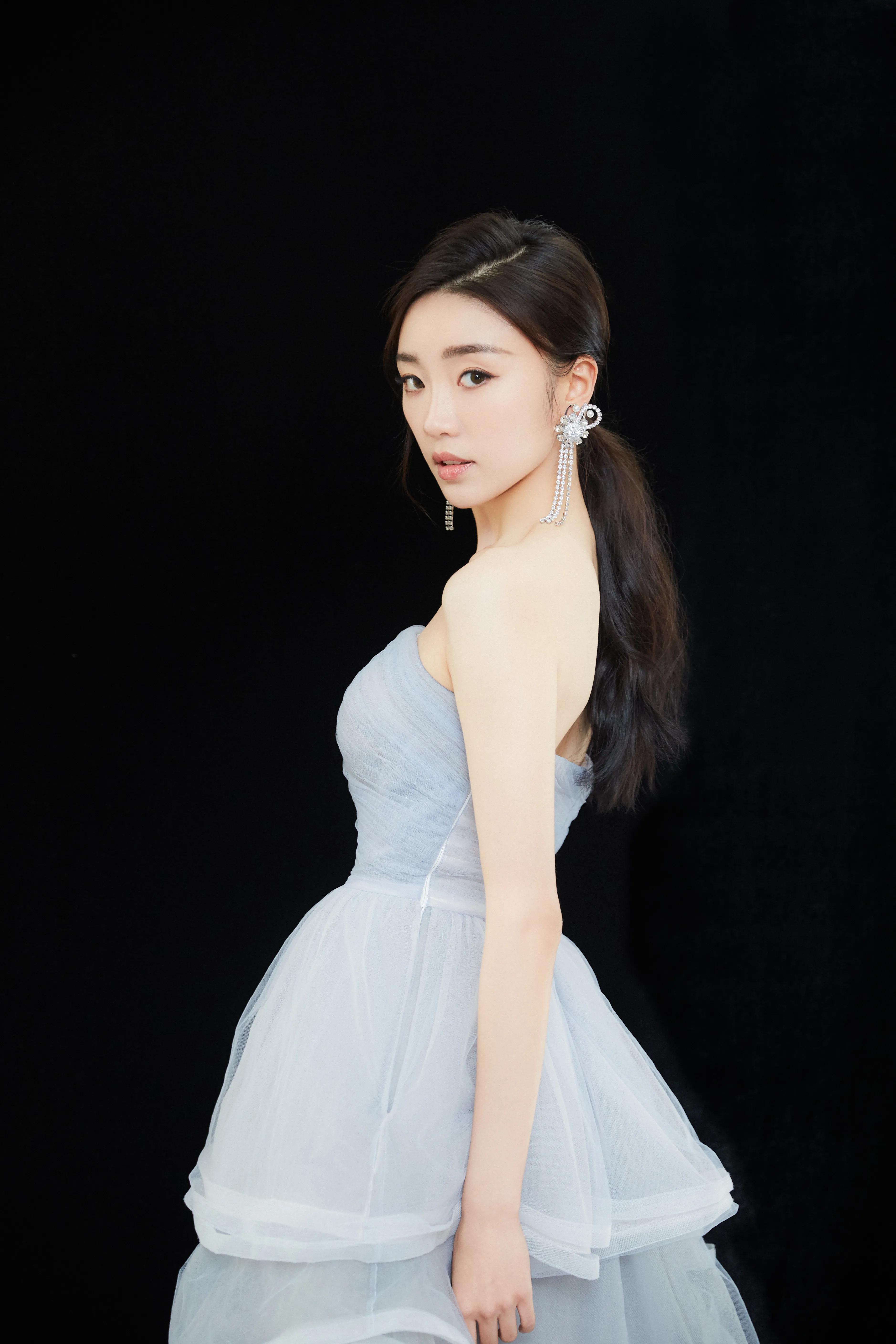 Temperament star Zhang Yue - iNEWS