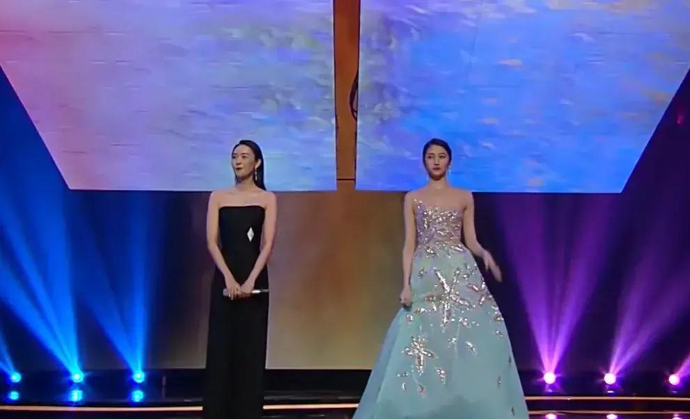 Guan Xiaotong and Tong Yao are in the same frame, with obvious body ...