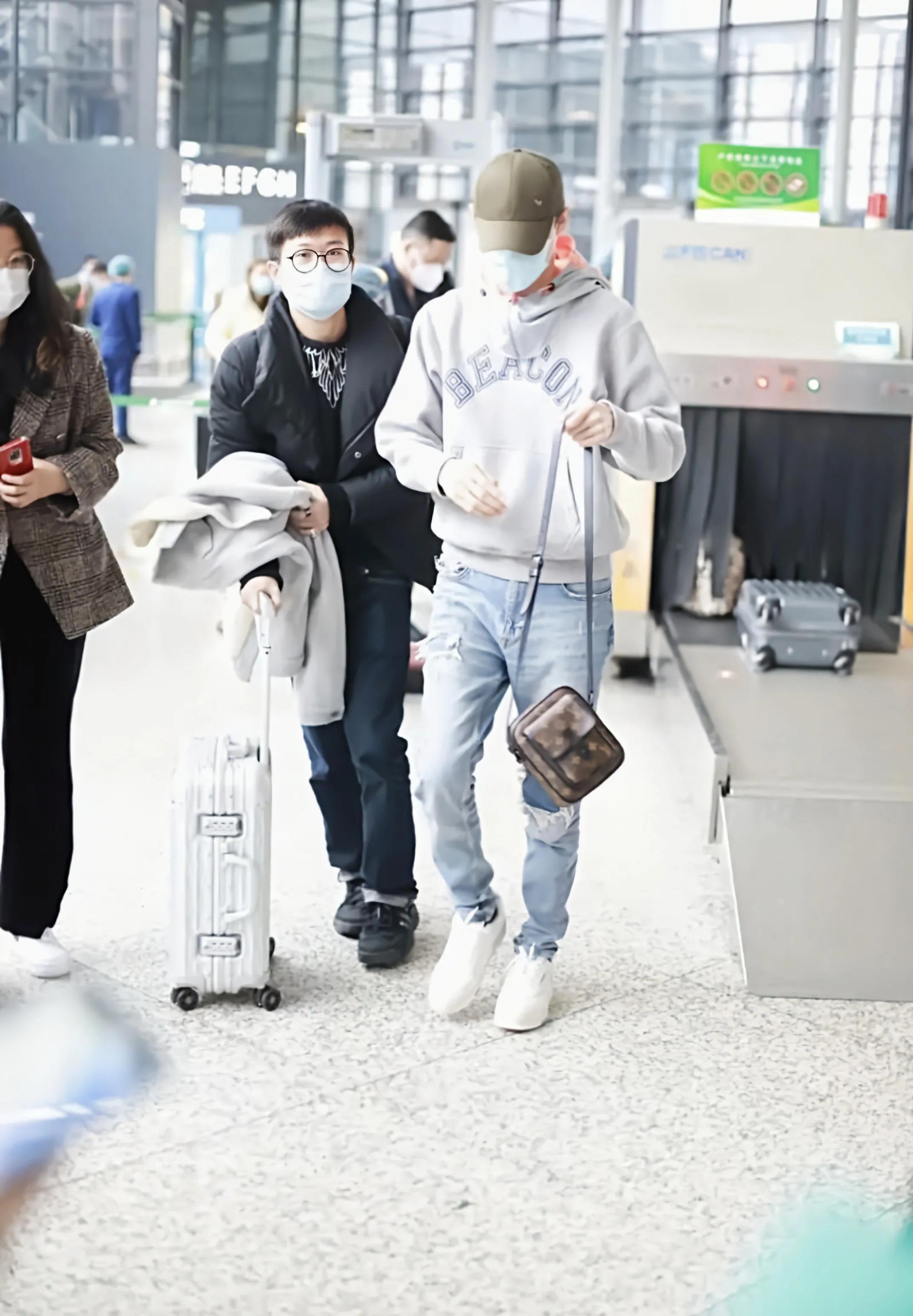 Wang Kai strode to the airport. His long legs are very eye-catching. He ...