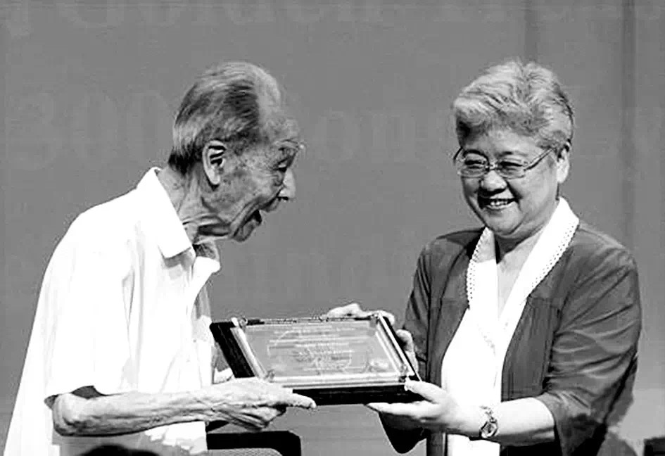 This honor is well deserved by Mr. Xu Yuanchong, a hundred-year-old ...