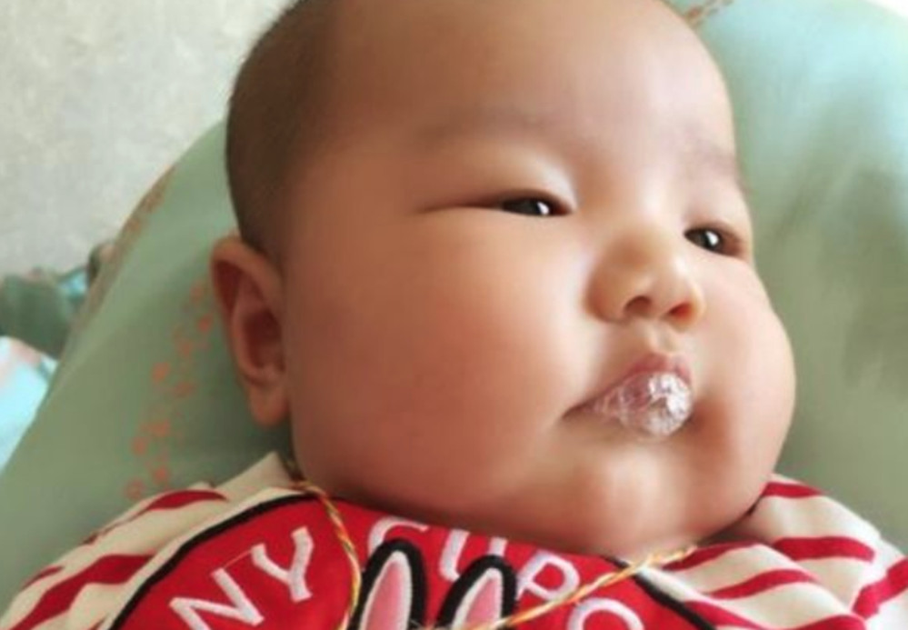 Babies like to "spit bubbles", is it just playing? There are three ...