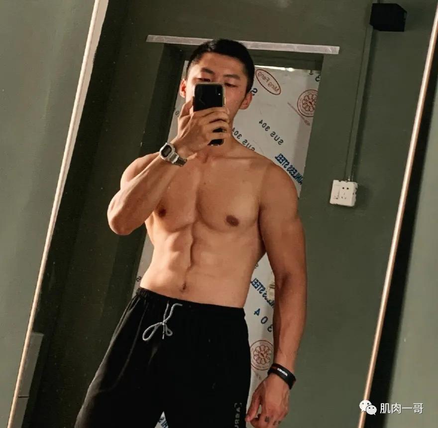 23-year-old fitness trainer's muscle photo swipes the screen, netizens ...