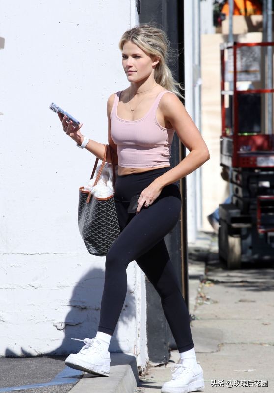 Witney Carson left at the Los Angeles dance studio, showing good figure ...