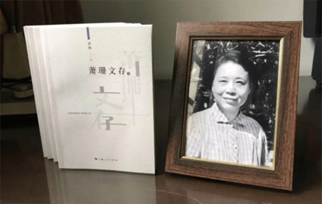 In his later years, Ba Jin took care of his cancer wife in the hospital ...