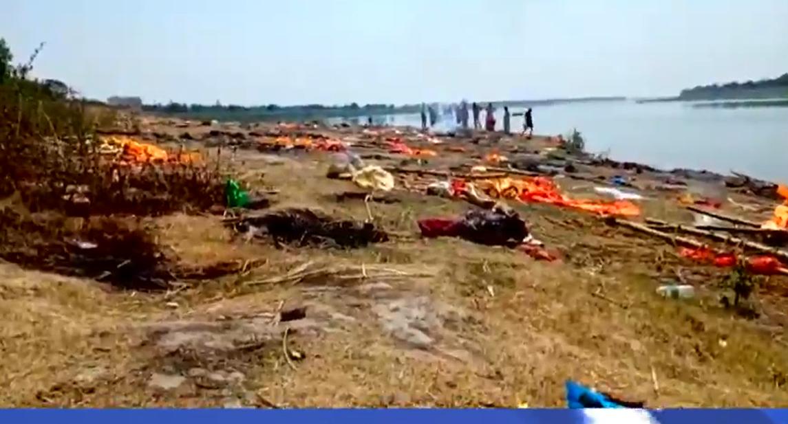 A human tragedy on the Ganges in India: a large number of floating ...
