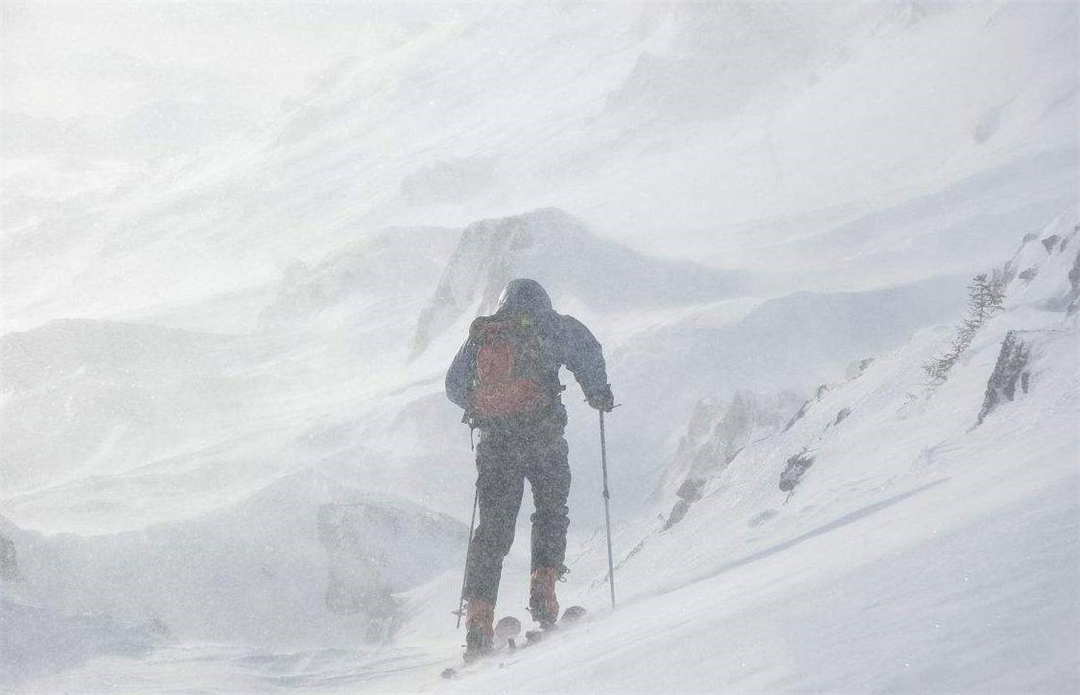 The corpse in the snow is not hanging?Are people freezing to death in ...