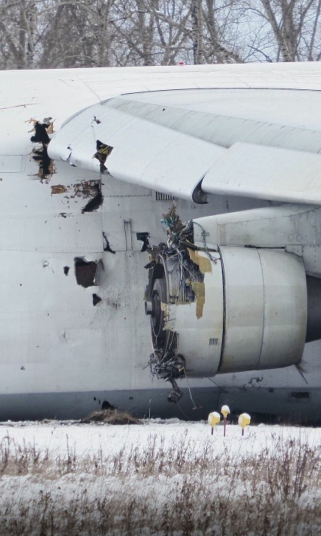After a loud noise, the An-124 engine exploded before taking off ...