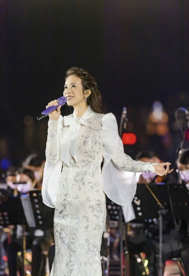 Karen Mok participated in Leslie Cheung's death concert, sang for his ...