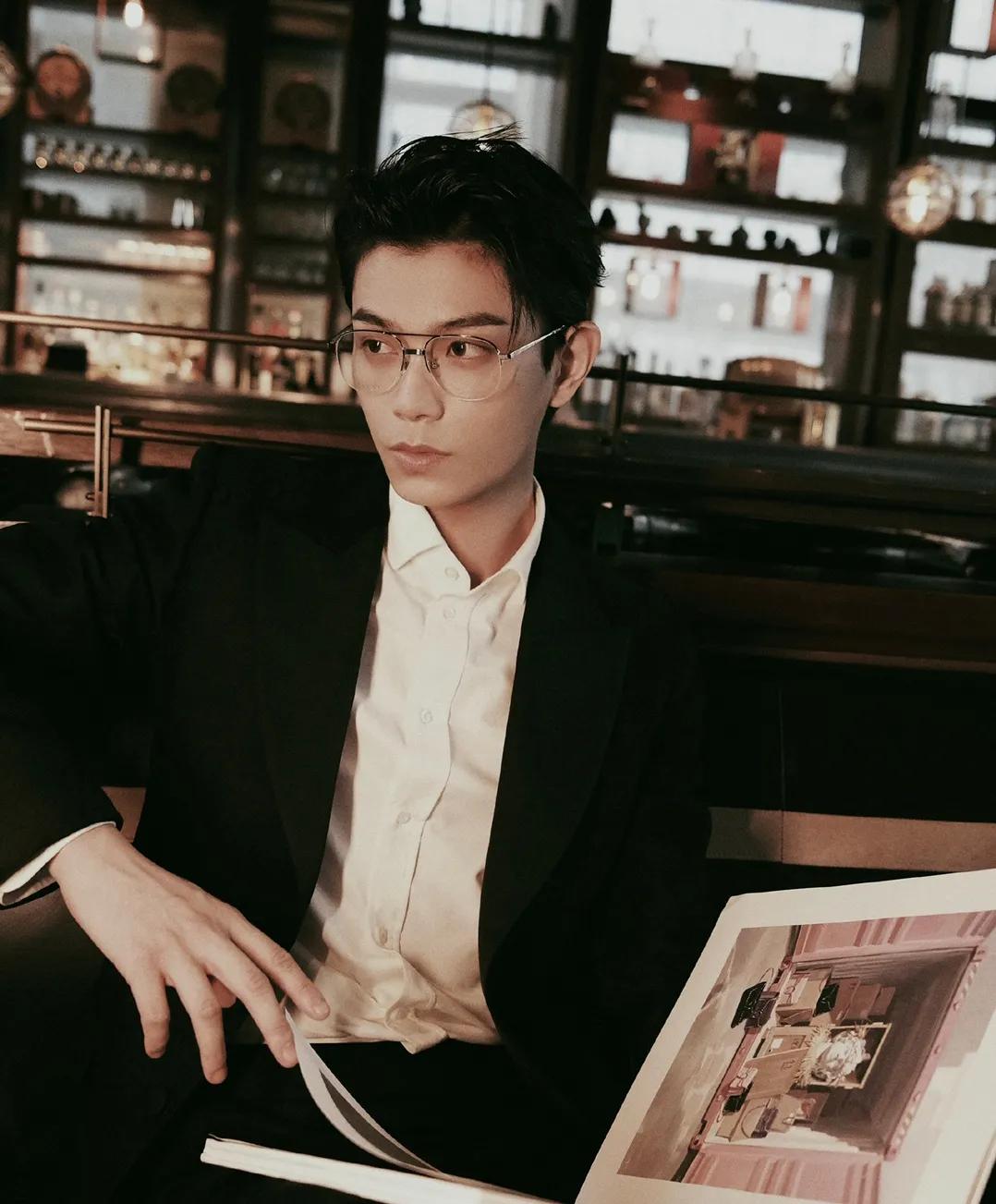 Ding Yuxi black suit + lazy shirt, sunglasses are really the finishing ...