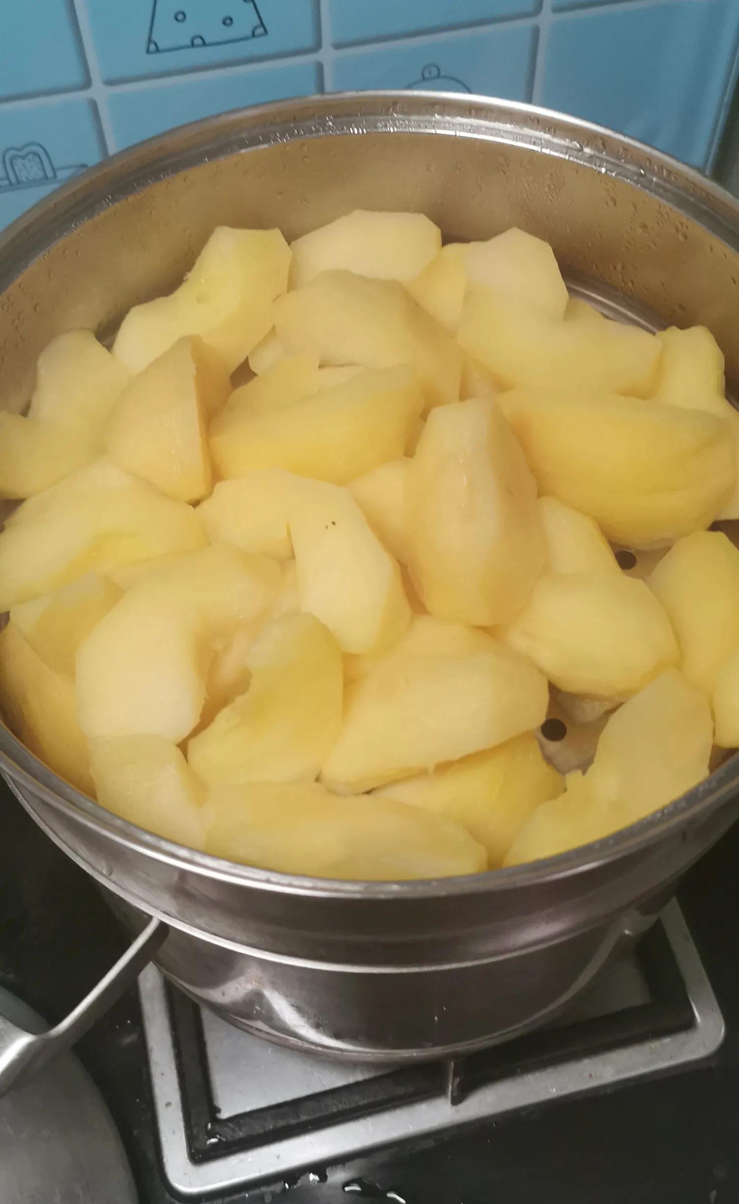 Three steamed and three sun dried apples, without any additives, it was ...