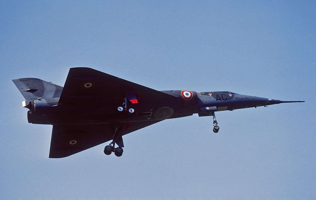 The world's smallest bomber with a take-off weight of only 33 tons and ...