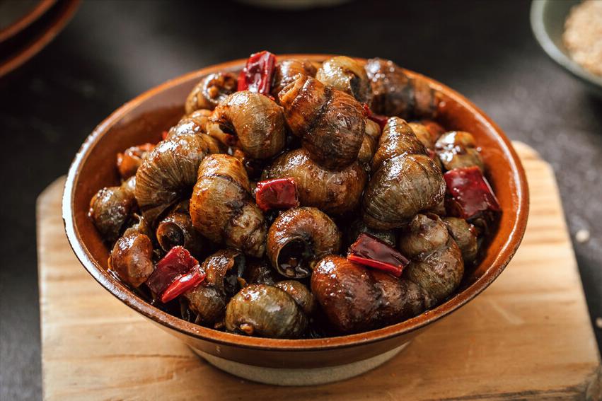 You can't just add salt to clean the snails, add 2 more, the snails ...