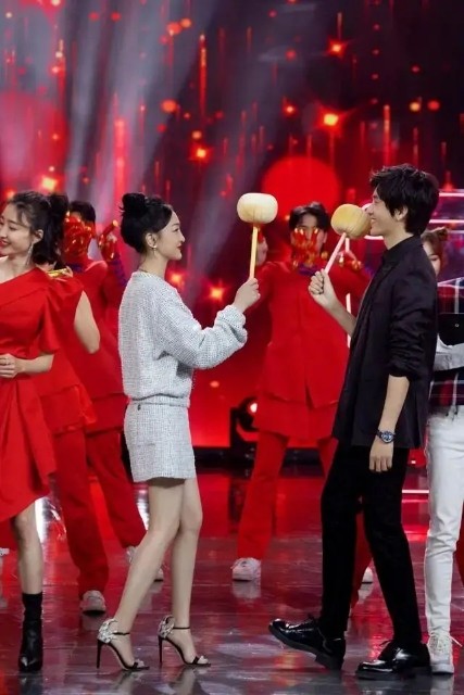 Zhou Xun first appeared in a variety show after his divorce, wearing a ...
