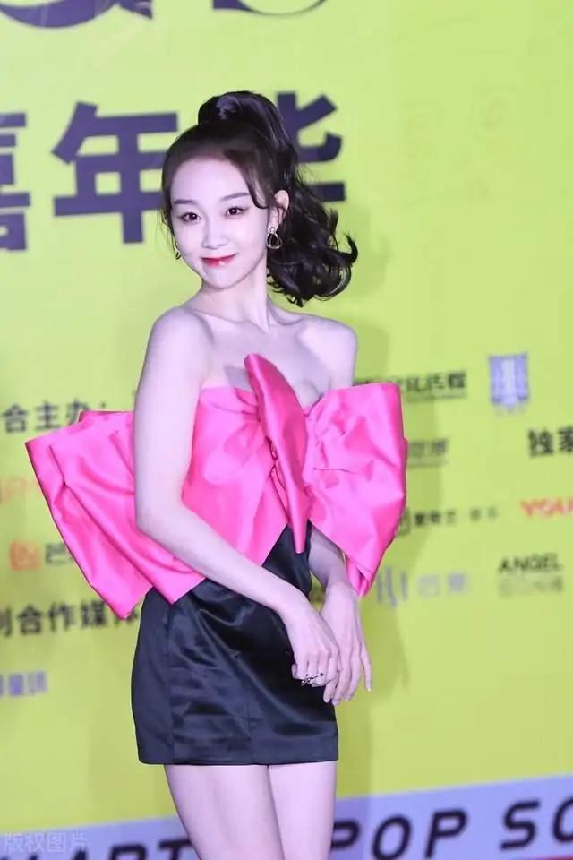 Li Zixuan wears fashionable and gorgeous, full of charming and moving ...