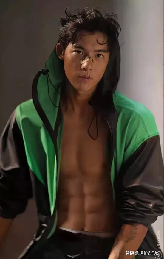 The handsome 18-year-old football boy Li Sirong is said to have been on ...