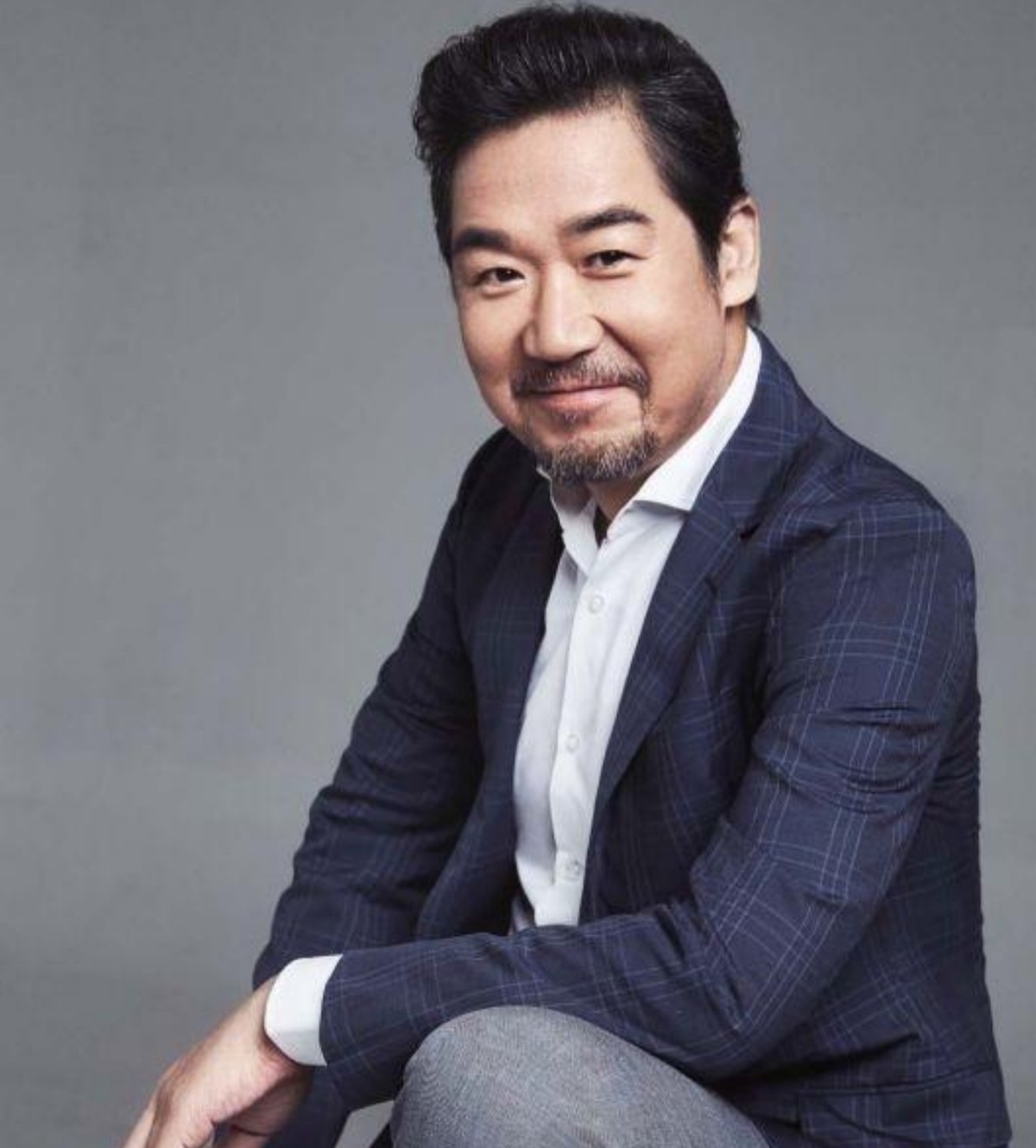 Zhang Guoli was photographed at the party, sitting domineering with ...