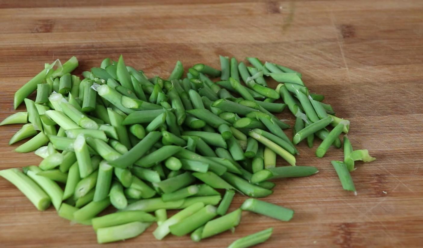 The chef teaches you how to eat fresh garlic moss, appetizer and meal ...