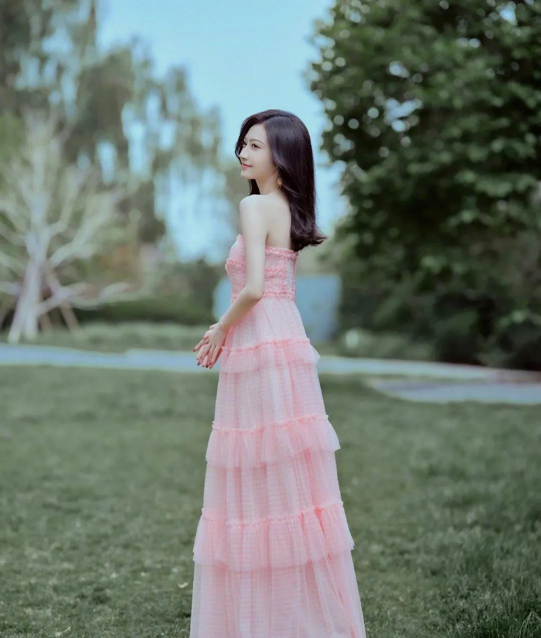 Jing Tian is so sweet in her pink dress, she is full of summer pink ...