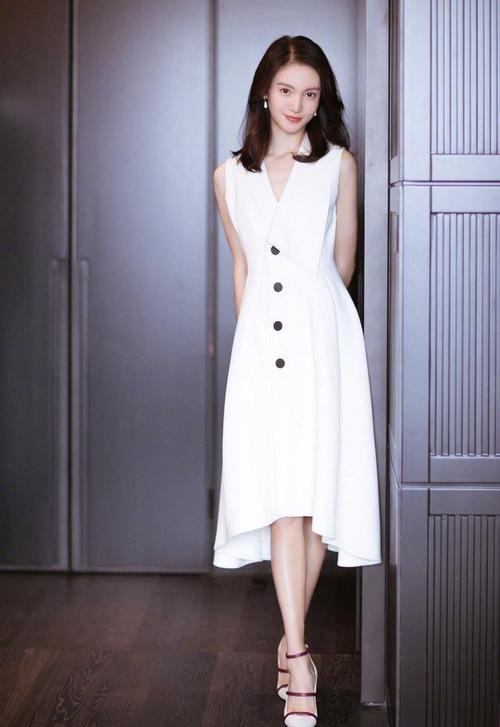 Jin Chen's figure, appearance and outfit are amazing to me, dancing is ...