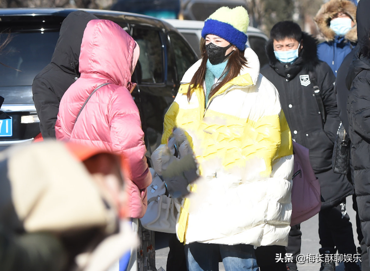 Zhang Yuqi Wanqian wrapped Yan Cheng to CCTV main station to ...