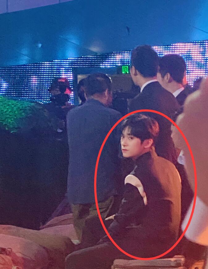 Qian Xi's "Changjin Lake" August 1 program, wearing a suit is rare to ...