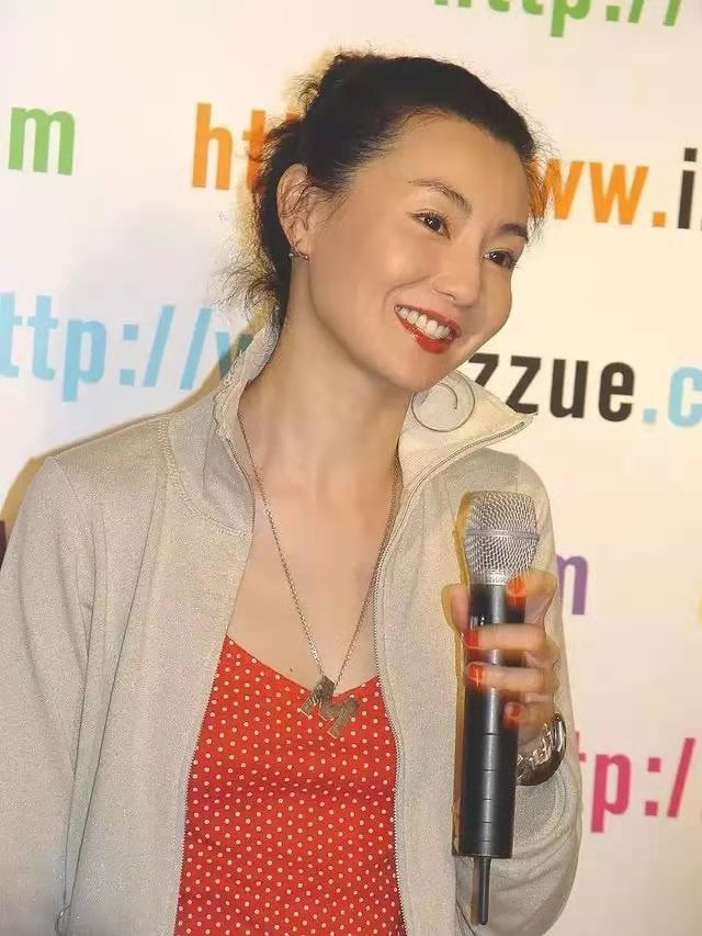 Zhang Manyu dressed up young, wearing a wave point vest to the head ...