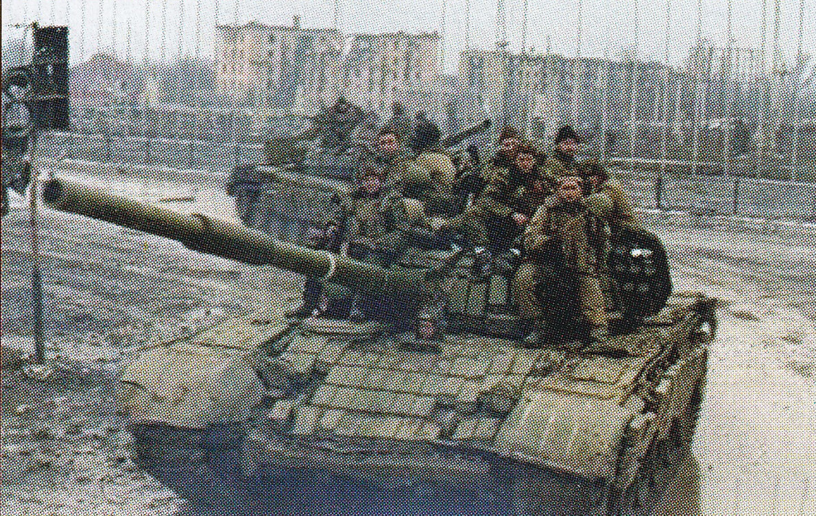 Tracks in the mud-Russian tanks in the Second Chechen War - iNEWS
