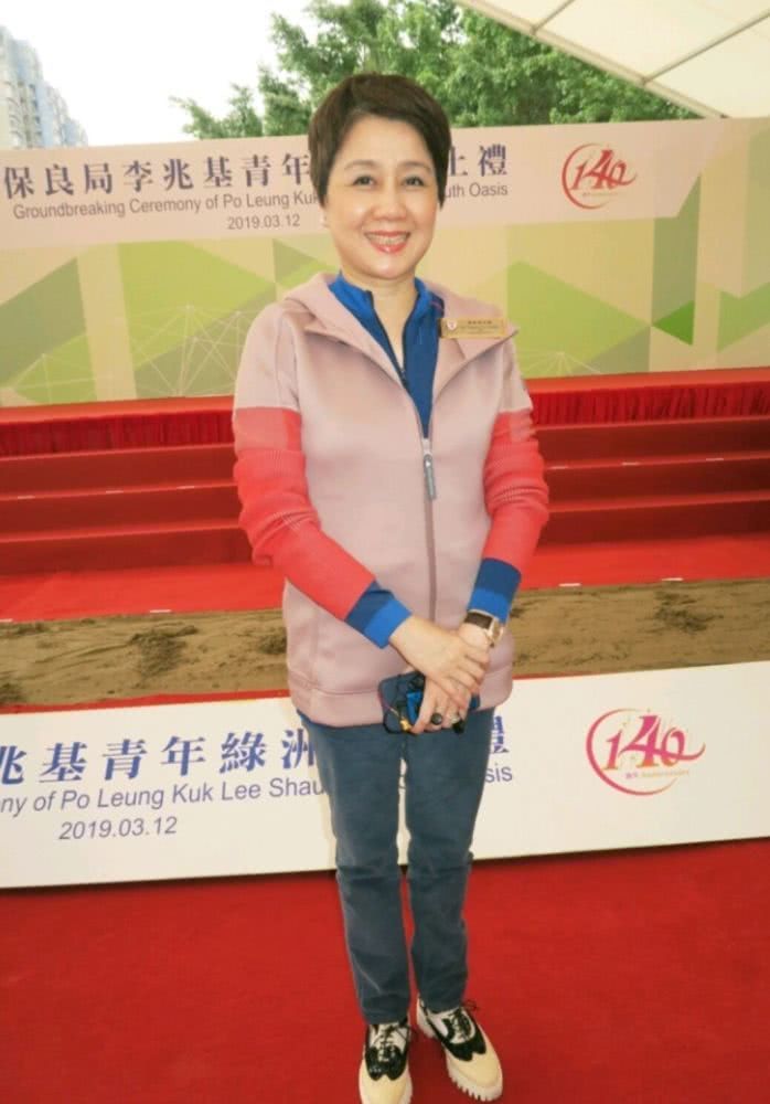Anqi Liang is inconspicuous when posing with amateurs, her 61-year-old ...