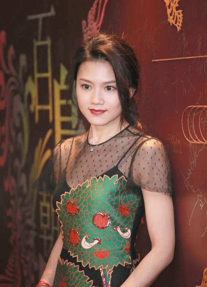 Hong Kong sexy actress-Zhou Xiu Na "Meitu" - iNEWS