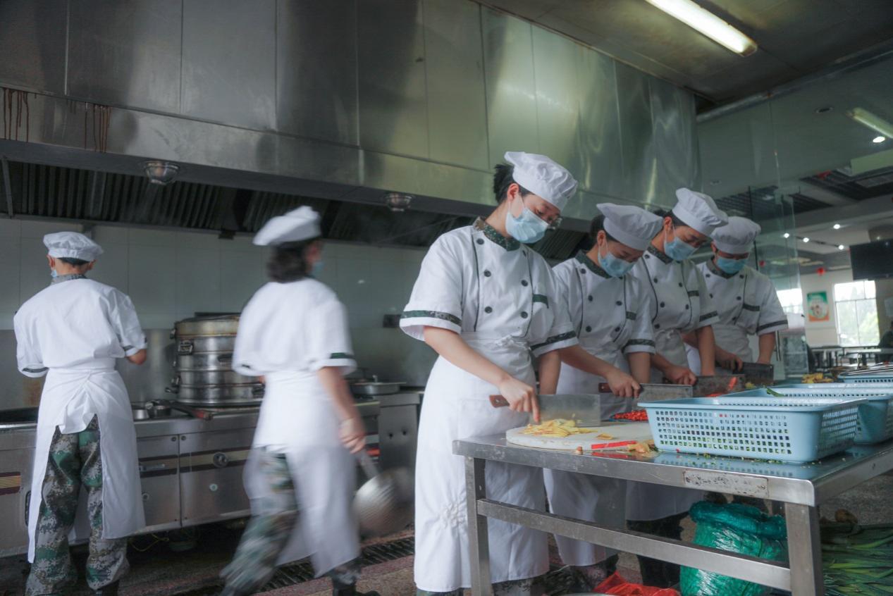 The youthful splendor of the female cooking soldier - iNEWS